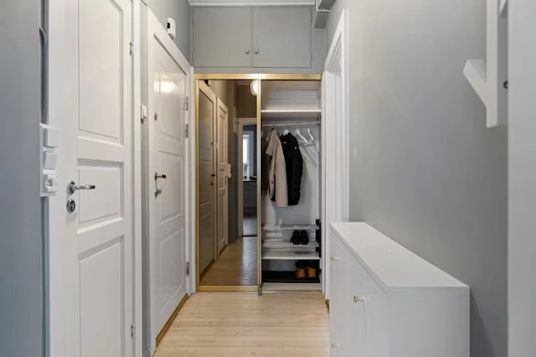Custom Closet Systems for Entryway Drop Zones - Closet & Beyond